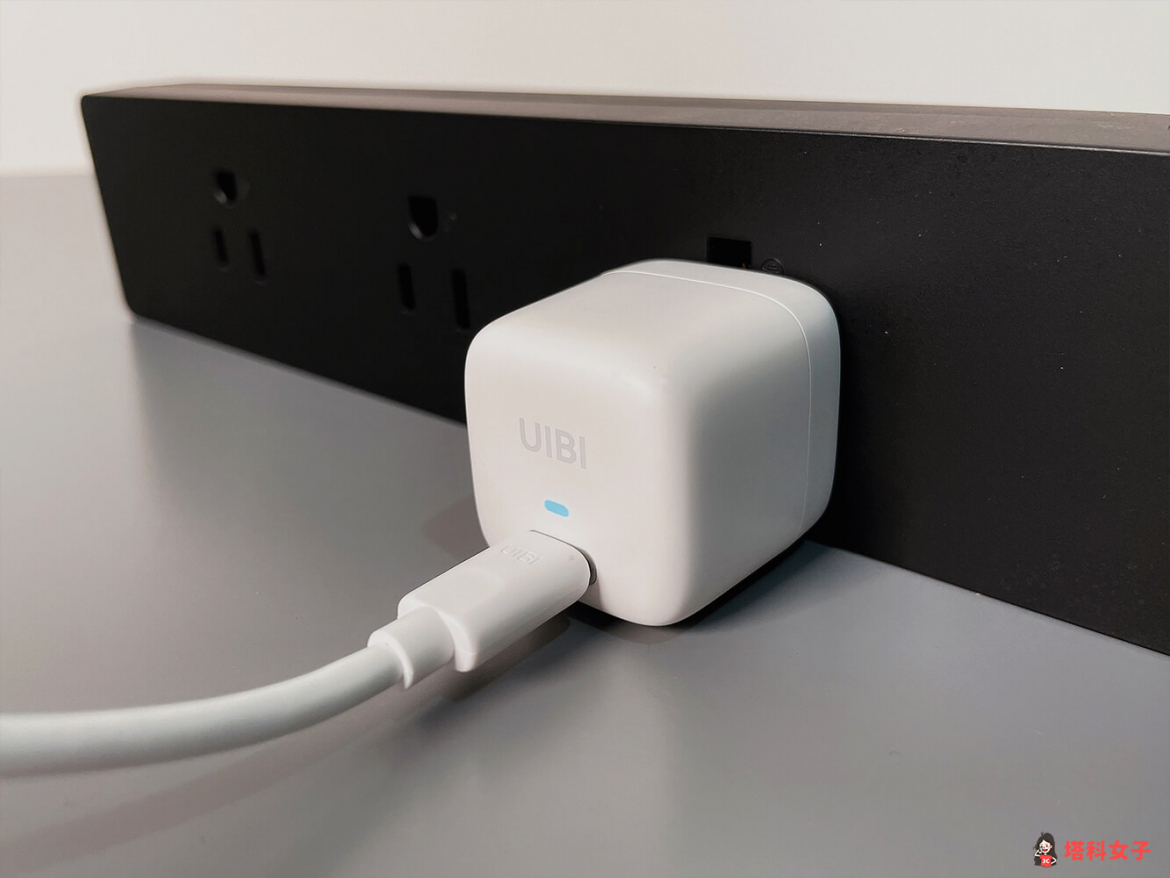 開箱／UIBI 20W 迷你快充、UIBI 30W 雙口氮化鎵快充，地表最美最輕巧！ - 塔科女子